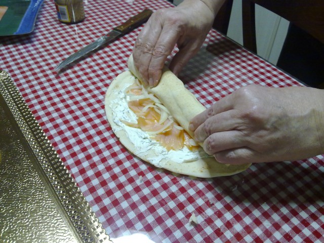 ΡΟΛΑΚΙΑ ΚΑΠΝΙΣΤΟΥ ΣΟΛΟΜΟΥ ΜΕ CREAM CHEESE ΚΑΙ ΑΝΗΘΟ – Koykoycook