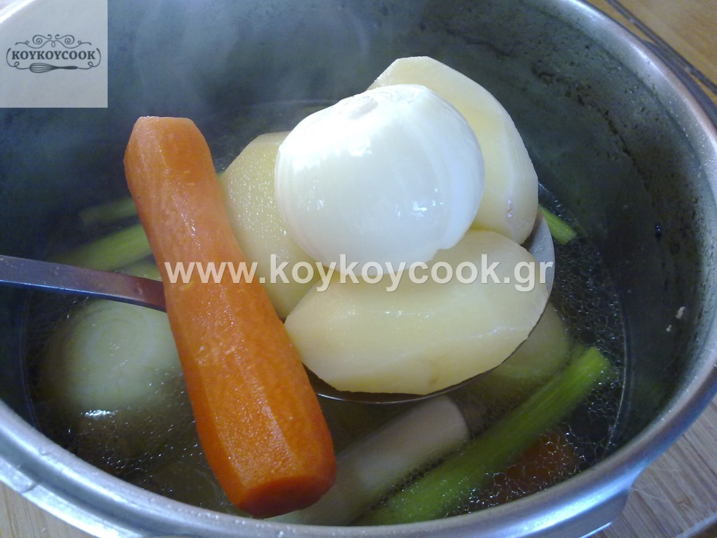 ΚΡΕΑΤΟΣΟΥΠΑ ΜΕ ΜΟΣΧΑΡΙ ΚΑΙ ΛΑΧΑΝΙΚΑ – Koykoycook