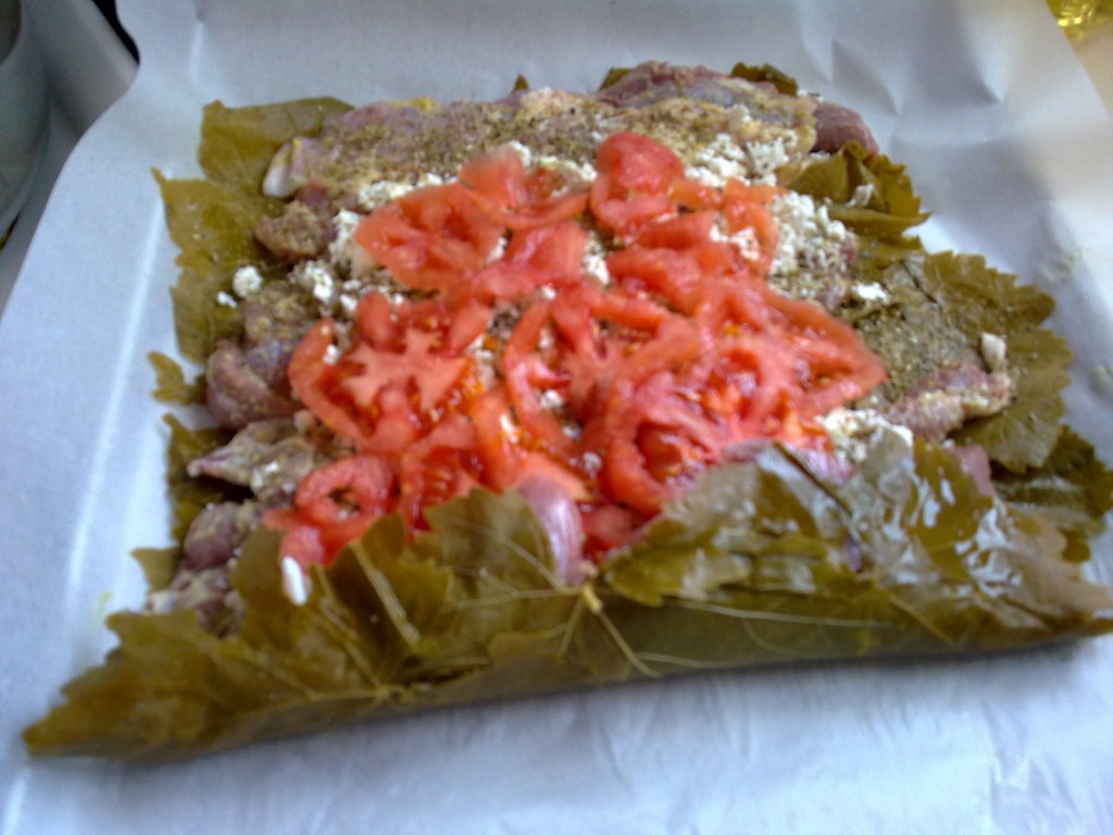 ΚΑΤΣΙΚΑΚΙ ΜΠΟΥΤΙ ΡΟΛΟ ΣΕ ΑΜΠΕΛΟΦΥΛΛΑ ΓΕΜΙΣΤΟ ΜΕ ΦΕΤΑ ΚΑΙ ΝΤΟΜΑΤΑ ...