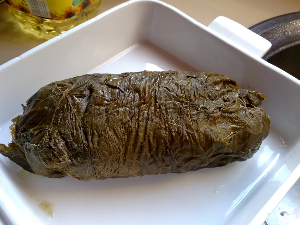 ΚΑΤΣΙΚΑΚΙ ΜΠΟΥΤΙ ΡΟΛΟ ΣΕ ΑΜΠΕΛΟΦΥΛΛΑ ΓΕΜΙΣΤΟ ΜΕ ΦΕΤΑ ΚΑΙ ΝΤΟΜΑΤΑ ...