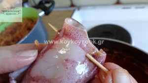 ΚΑΛΑΜΑΡΑΚΙΑ ΓΕΜΙΣΤΑ ΜΕ ΚΟΚΚΙΝΗ ΣΑΛΤΣΑ & ΣΑΜΙΩΤΙΚΟ ΚΡΑΣΙ – Koykoycook