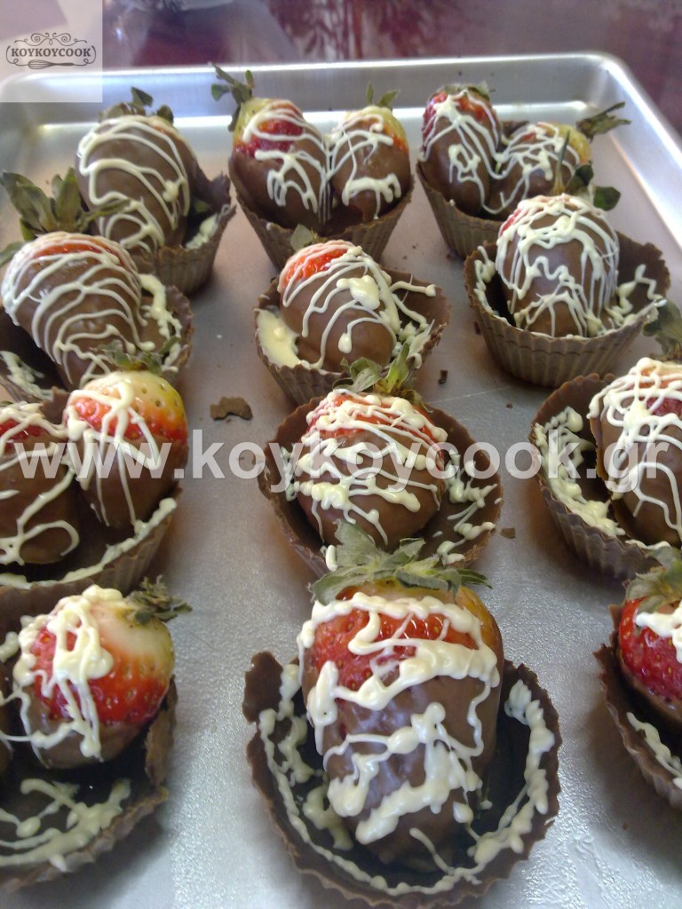 ΤΑΡΤΑΚΙΑ ΑΠΟ ΣΟΚΟΛΑΤΑ ΠΡΑΛΙΝΑ & ΦΡΑΟΥΛΕΣ – Koykoycook