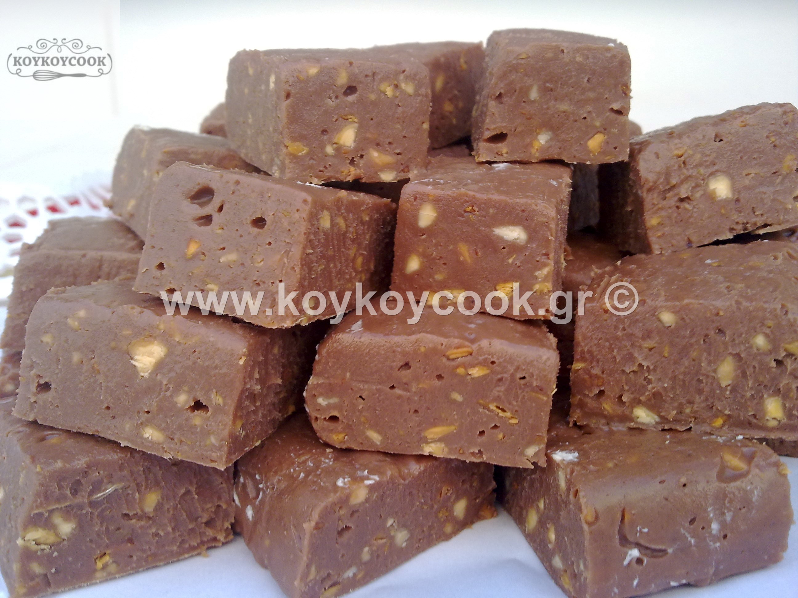 ΕΥΚΟΛΟ FUDGE ΜΕ ΣΟΚΟΛΑΤΑ ΠΡΑΛΙΝΑ NESTLE & ΑΜΥΓΔΑΛΑ – Koykoycook