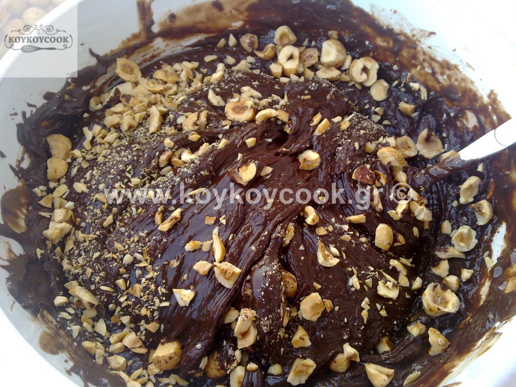 FUDGE ΜΑΥΡΗΣ ΣΟΚΟΛΑΤΑΣ ΜΕ ΦΟΥΝΤΟΥΚΙΑ ΚΑΙ ΜΟΣΧΟΚΑΡΥΔΟ – Koykoycook