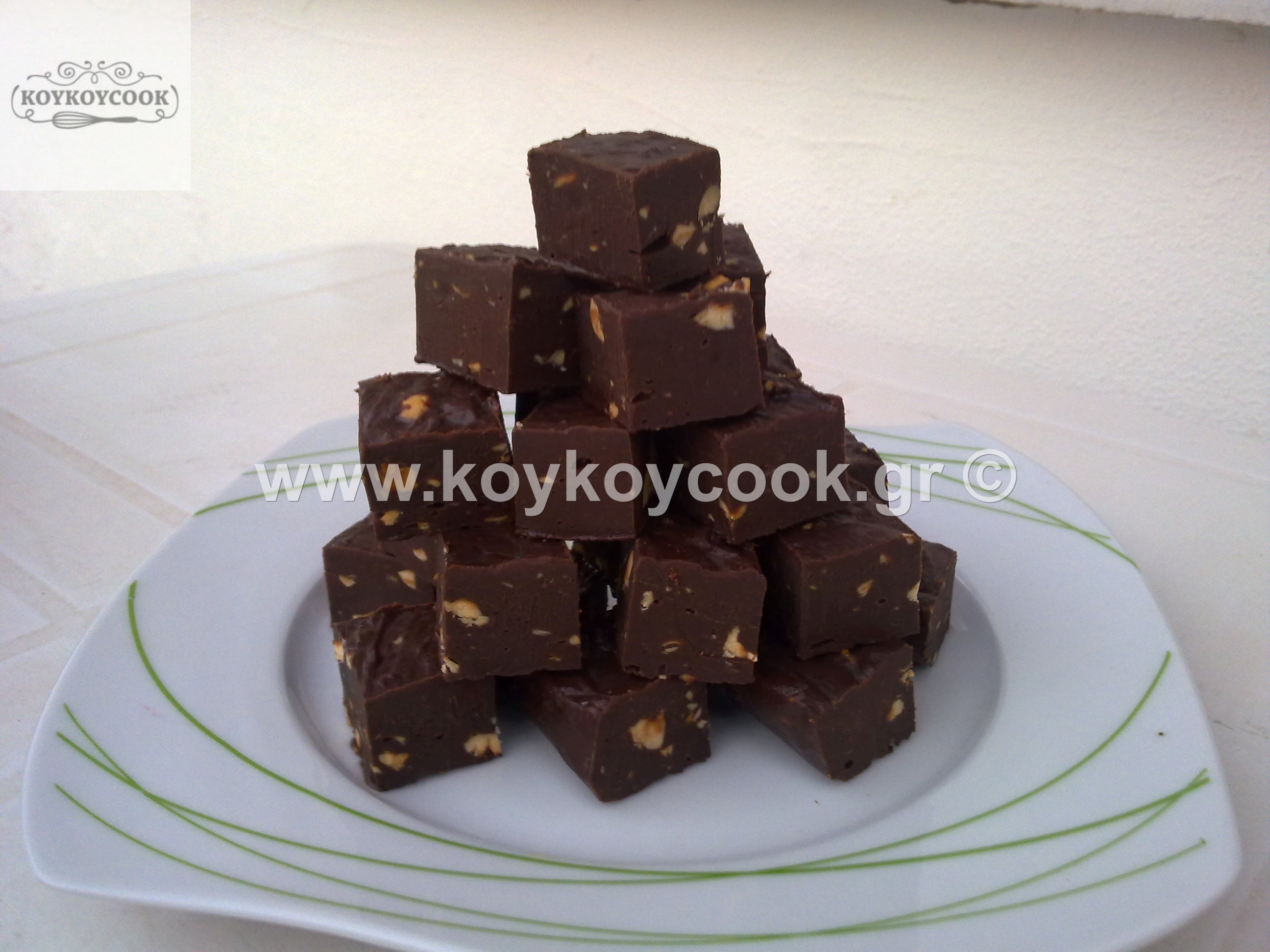 FUDGE ΜΑΥΡΗΣ ΣΟΚΟΛΑΤΑΣ ΜΕ ΦΟΥΝΤΟΥΚΙΑ ΚΑΙ ΜΟΣΧΟΚΑΡΥΔΟ – Koykoycook