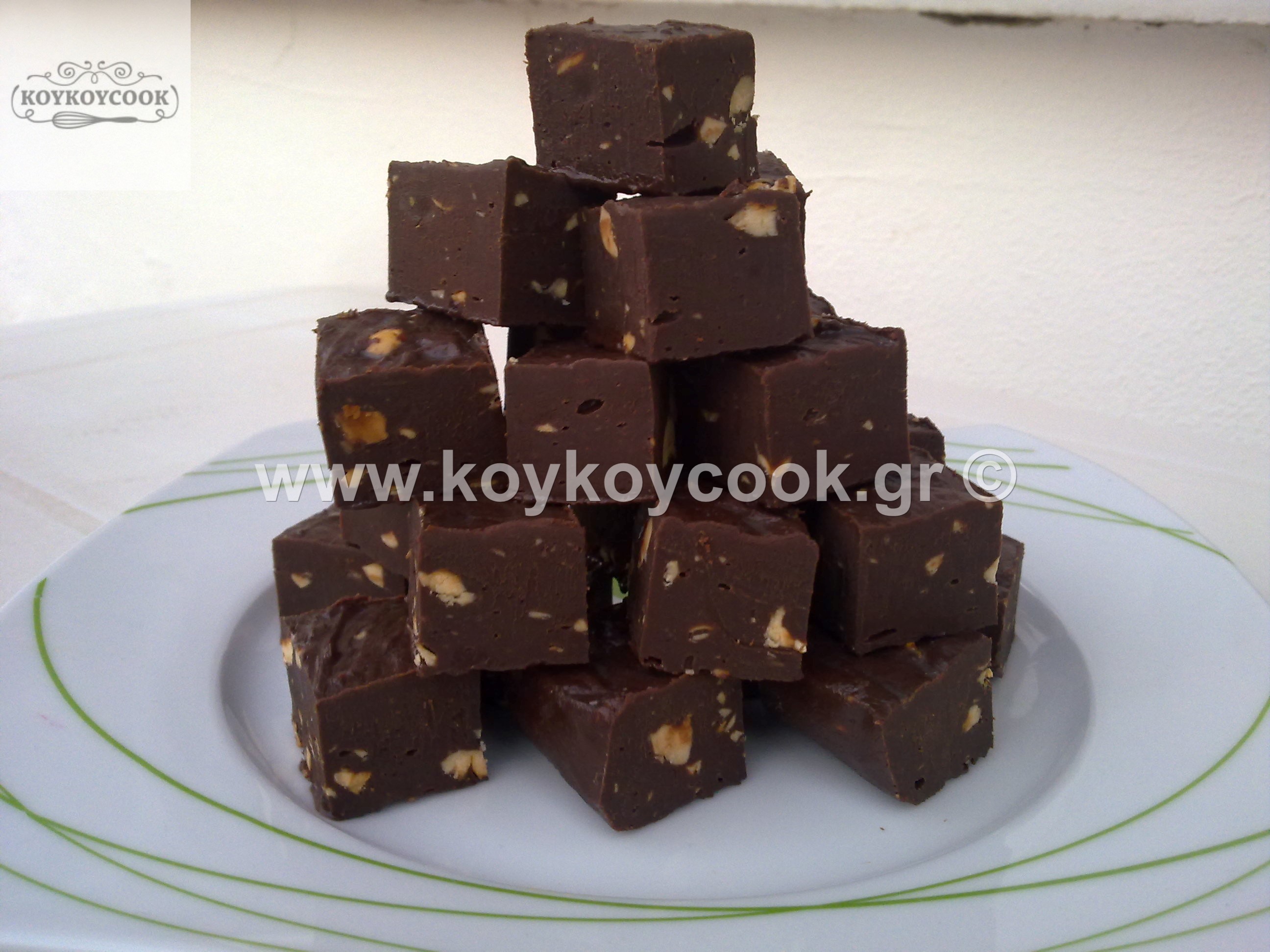 FUDGE ΜΑΥΡΗΣ ΣΟΚΟΛΑΤΑΣ ΜΕ ΦΟΥΝΤΟΥΚΙΑ ΚΑΙ ΜΟΣΧΟΚΑΡΥΔΟ – Koykoycook