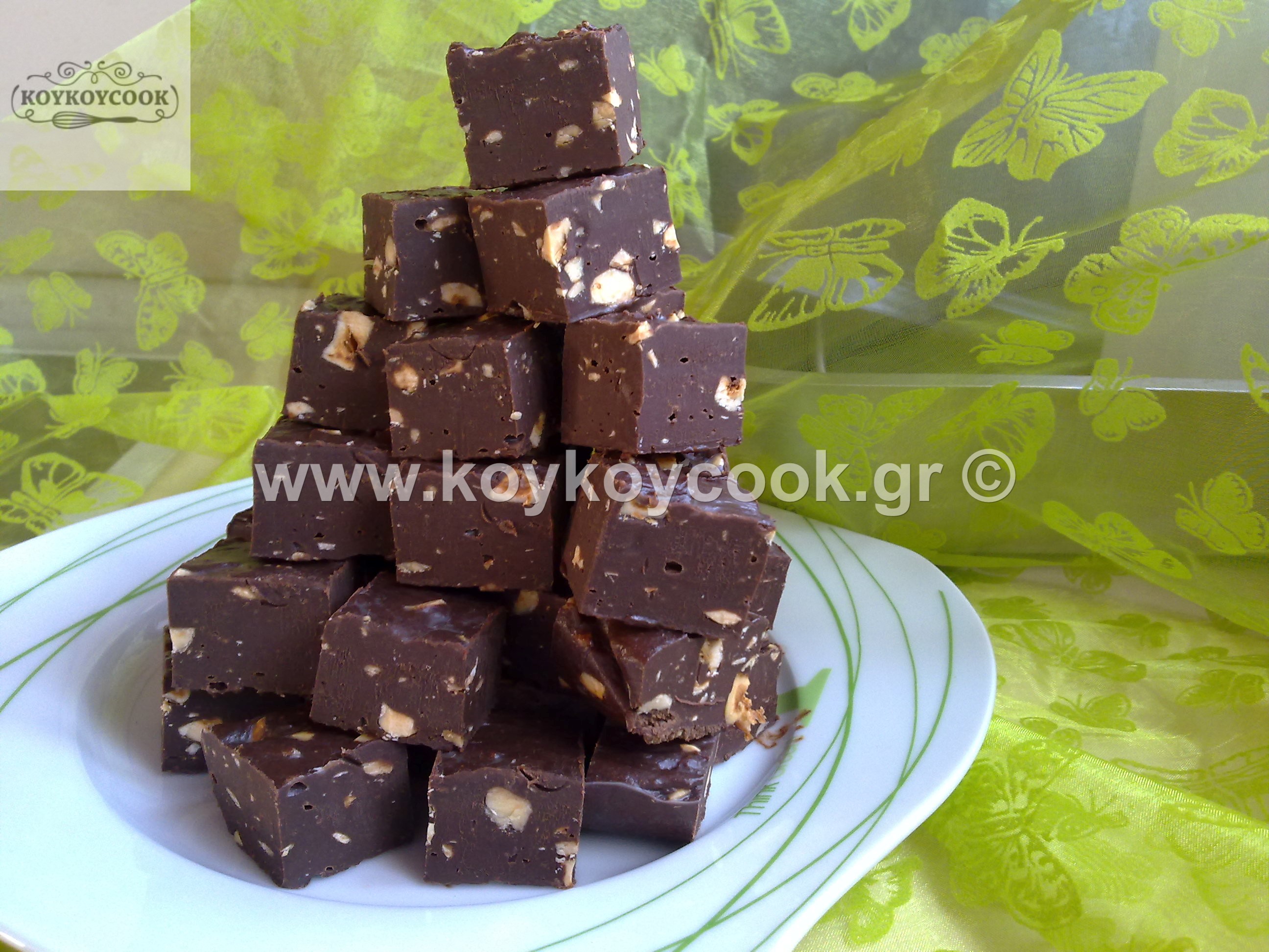FUDGE ΜΑΥΡΗΣ ΣΟΚΟΛΑΤΑΣ ΜΕ ΦΟΥΝΤΟΥΚΙΑ ΚΑΙ ΜΟΣΧΟΚΑΡΥΔΟ – Koykoycook