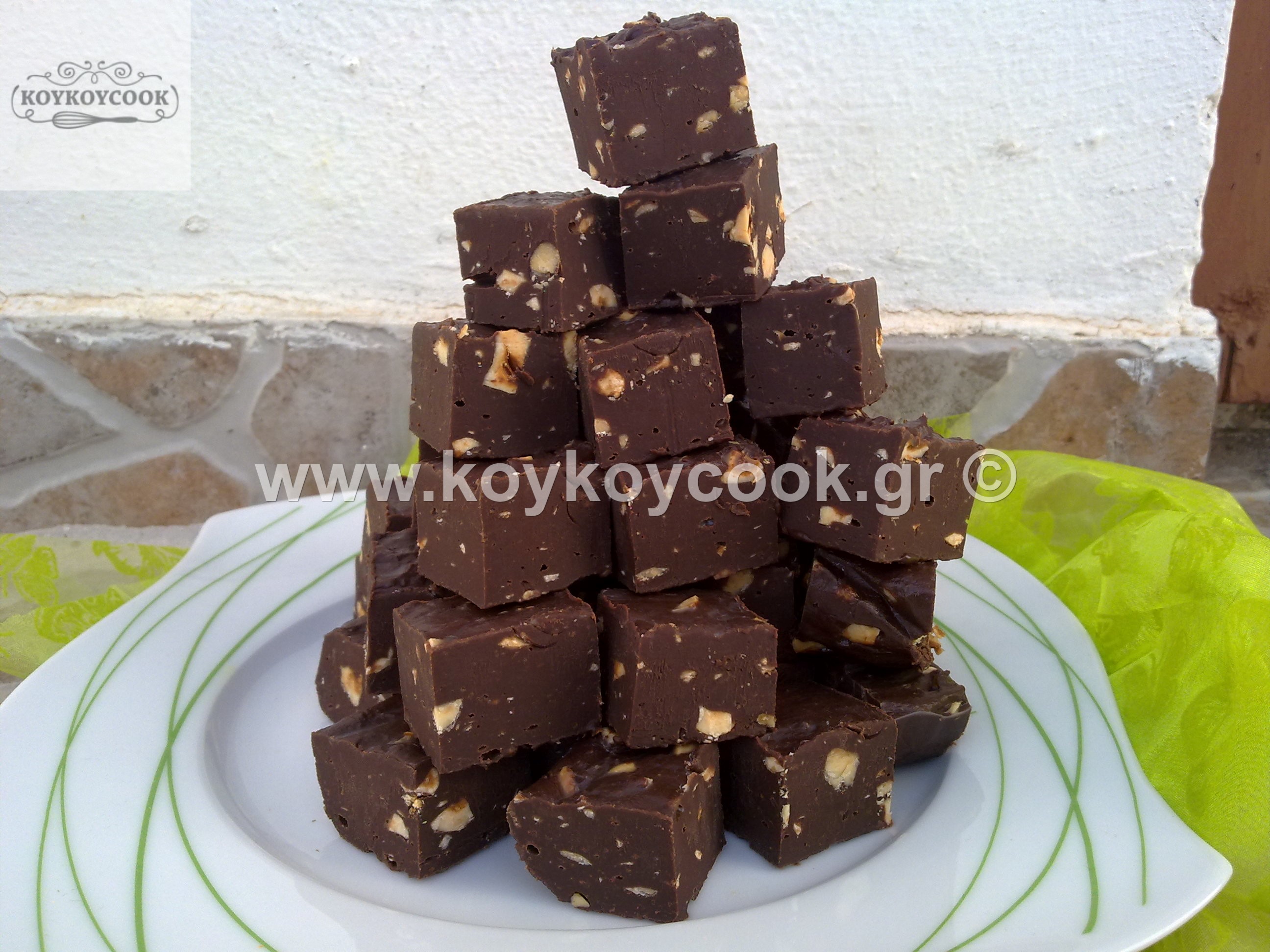 FUDGE ΜΑΥΡΗΣ ΣΟΚΟΛΑΤΑΣ ΜΕ ΦΟΥΝΤΟΥΚΙΑ ΚΑΙ ΜΟΣΧΟΚΑΡΥΔΟ – Koykoycook