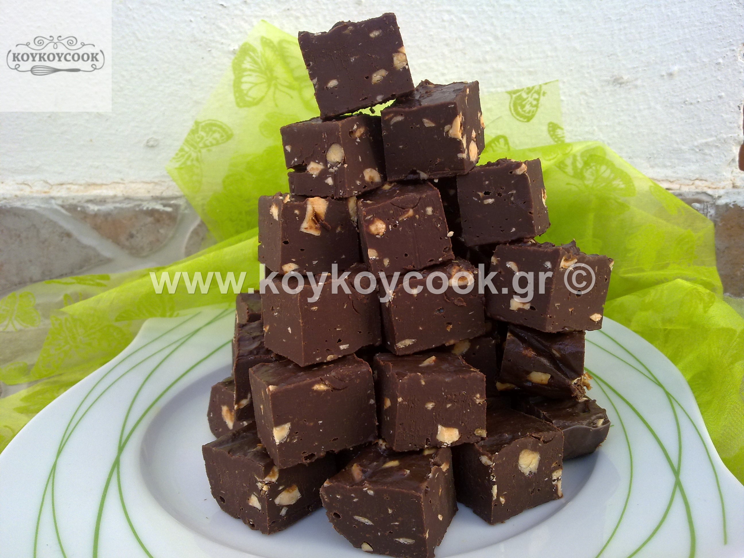 FUDGE ΜΑΥΡΗΣ ΣΟΚΟΛΑΤΑΣ ΜΕ ΦΟΥΝΤΟΥΚΙΑ ΚΑΙ ΜΟΣΧΟΚΑΡΥΔΟ – Koykoycook