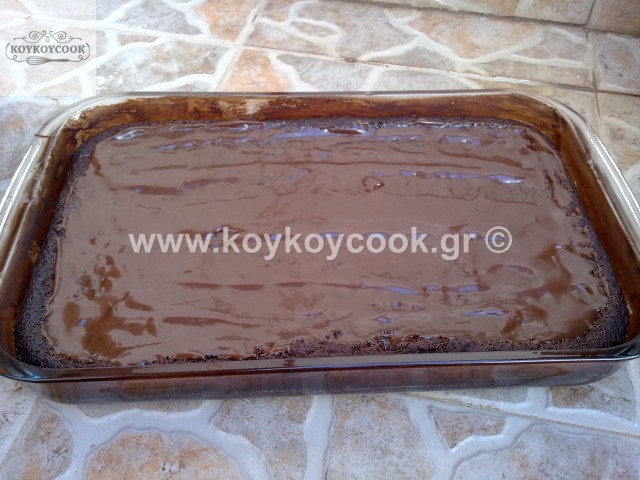 ΣΟΚΟΛΑΤΕΝΙΟ ΚΕΙΚ ΜΕ ΤΡΥΠΕΣ (POKE CAKE) – Koykoycook