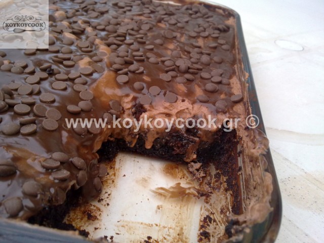 ΣΟΚΟΛΑΤΕΝΙΟ ΚΕΙΚ ΜΕ ΤΡΥΠΕΣ (POKE CAKE) – Koykoycook