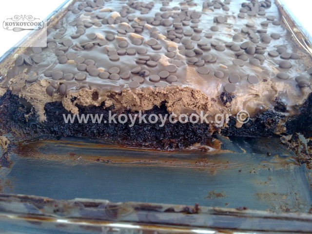 ΣΟΚΟΛΑΤΕΝΙΟ ΚΕΙΚ ΜΕ ΤΡΥΠΕΣ (POKE CAKE) – Koykoycook