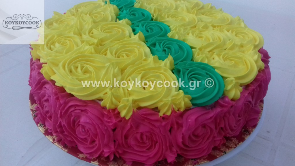 ΤΟΥΡΤΑ ΒΑΝΙΛΙΑ ΜΕ ΚΡΕΜΑ ΣΟΚΟΛΑΤΑΣ SWIRL ROSE TRICOLORE – Koykoycook