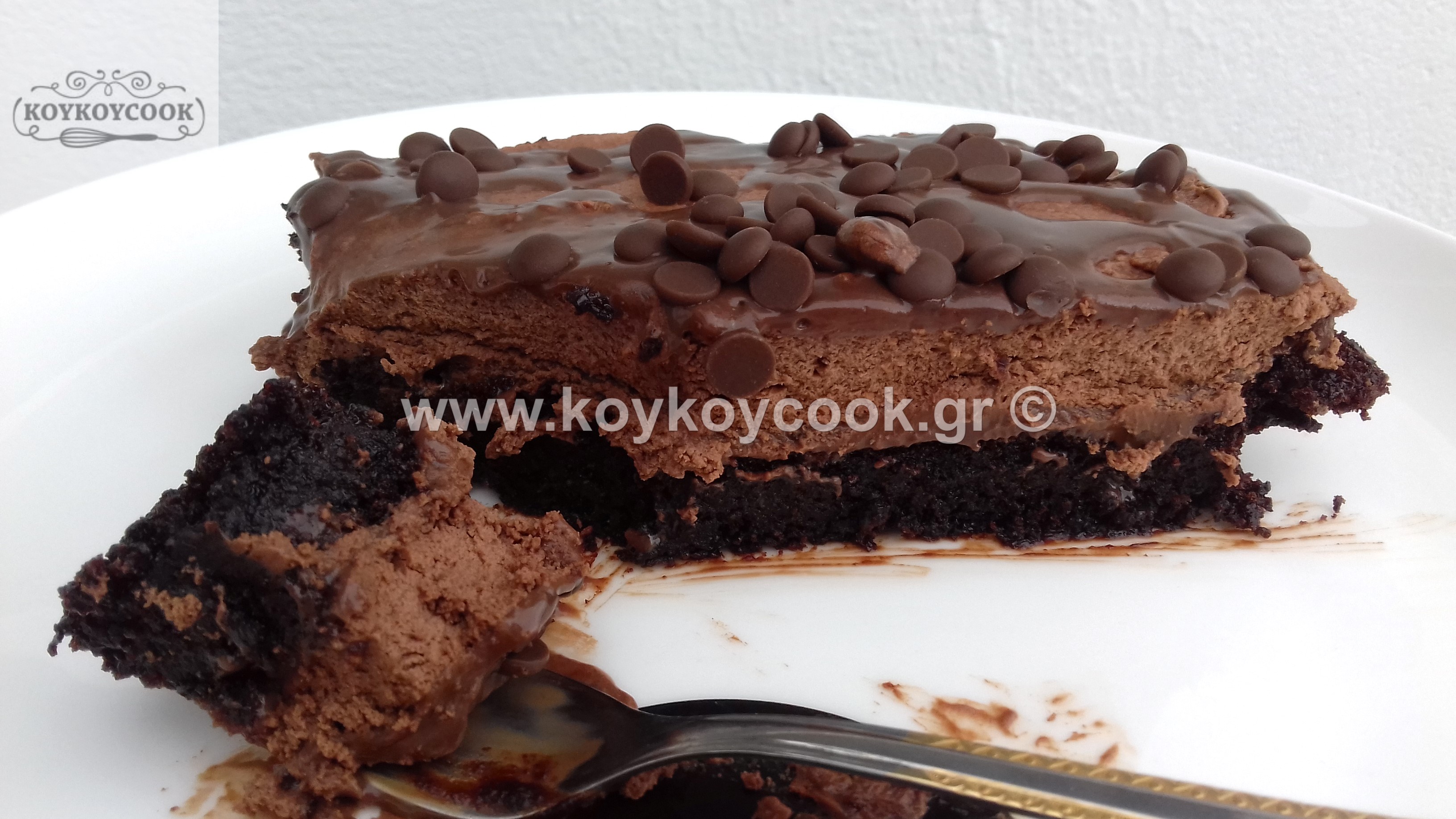 ΣΟΚΟΛΑΤΕΝΙΟ ΚΕΙΚ ΜΕ ΤΡΥΠΕΣ (POKE CAKE) – Koykoycook