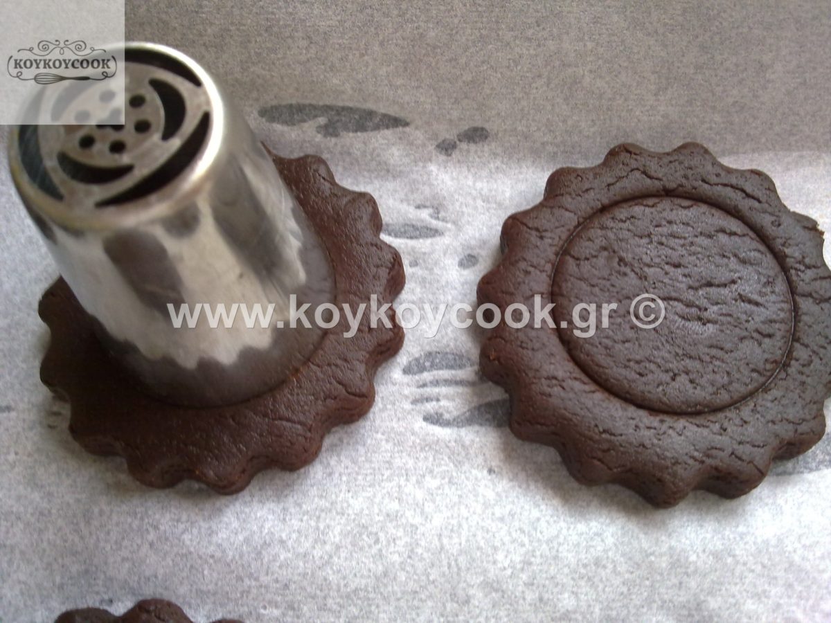 ΓΕΜΙΣΤΑ ΜΠΙΣΚΟΤΑ ΜΕ ΓΚΑΝΑΣ ΣΟΚΟΛΑΤΑΣ – Koykoycook