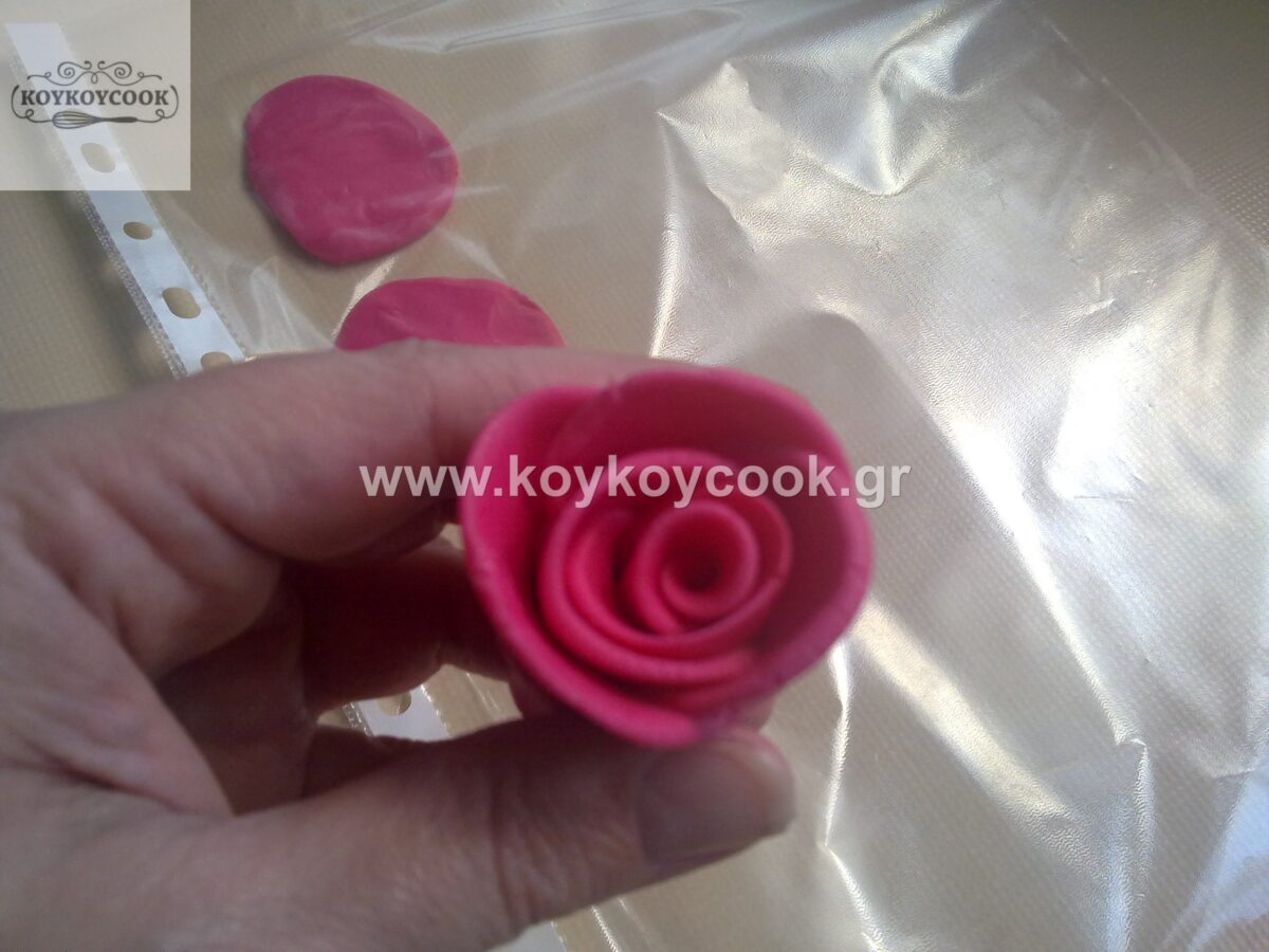 ΤΟΥΡΤΑ ΚΑΡΔΙΑ ΜΕ ΖΑΧΑΡΟΠΑΣΤΑ ΚΑΙ ΤΡΙΑΝΤΑΦΥΛΛΑ – Koykoycook