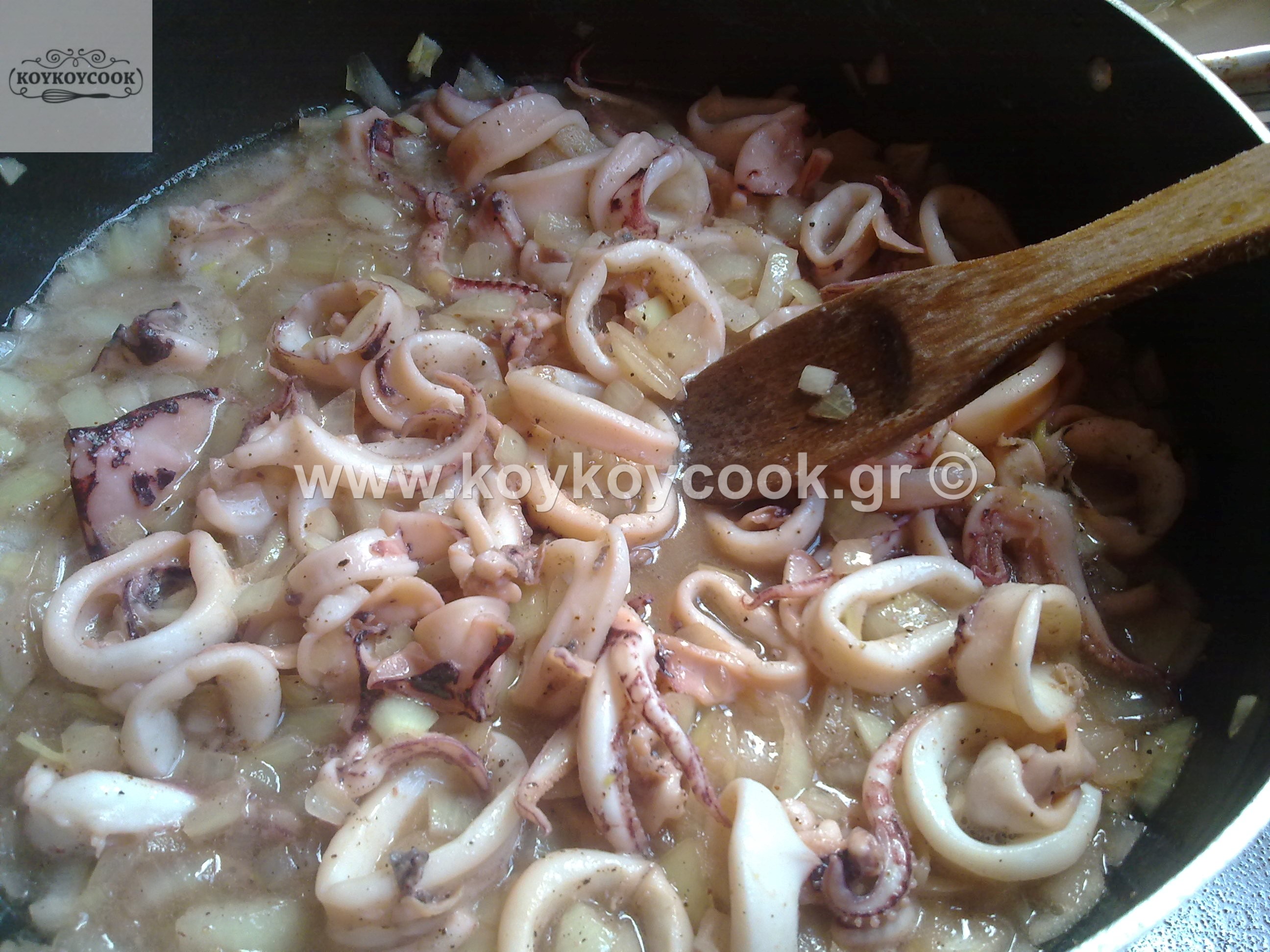ΚΑΛΑΜΑΡΑΚΙΑ ΠΙΛΑΦΙ ΣΤΟΝ ΦΟΥΡΝΟ ME OYZO – Koykoycook