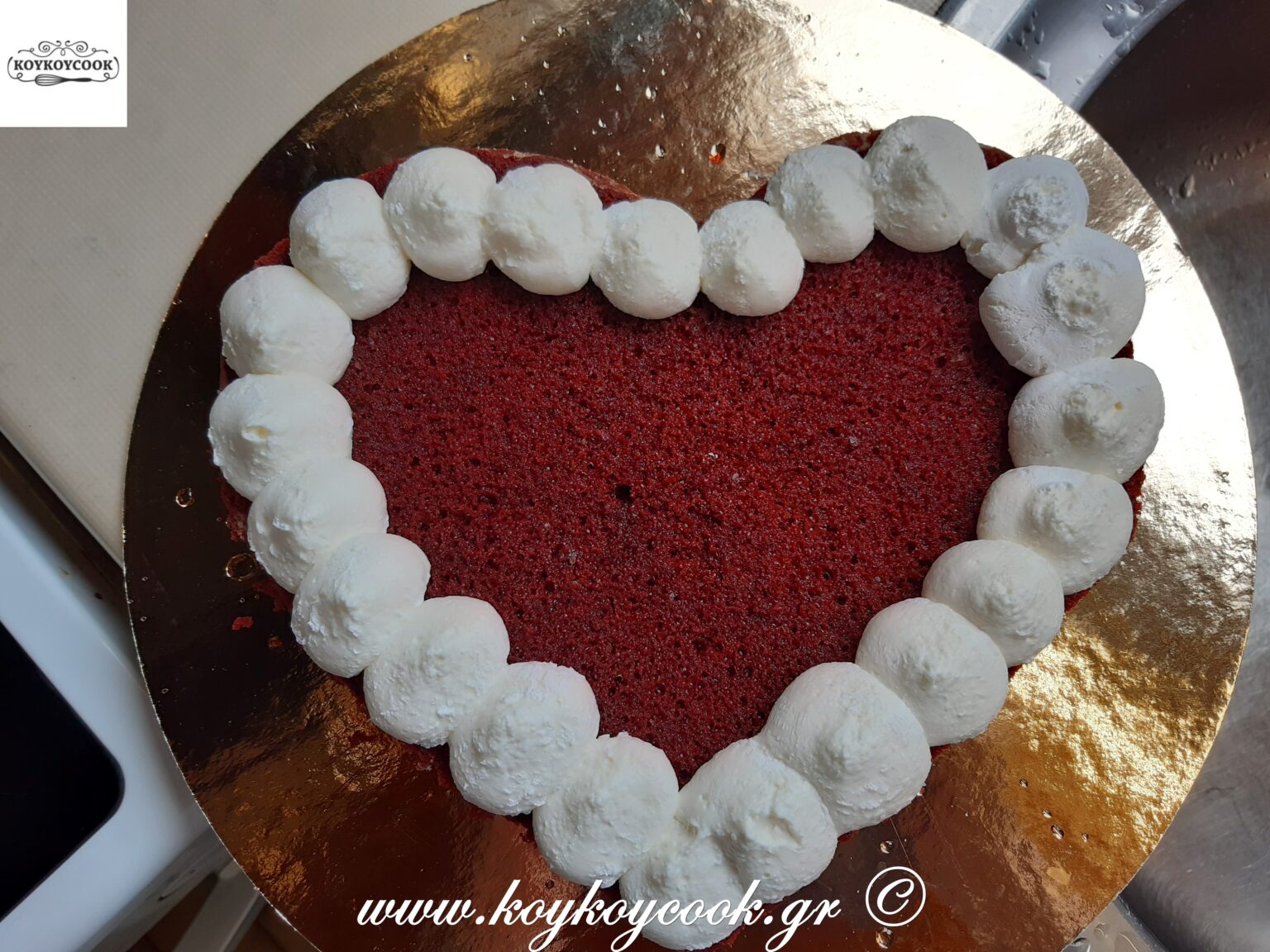 NAKED RED VELVET ΤΟΥΡΤΑ ΚΑΡΔΙΑ ΜΕ ΦΡΑΟΥΛΕΣ – Koykoycook