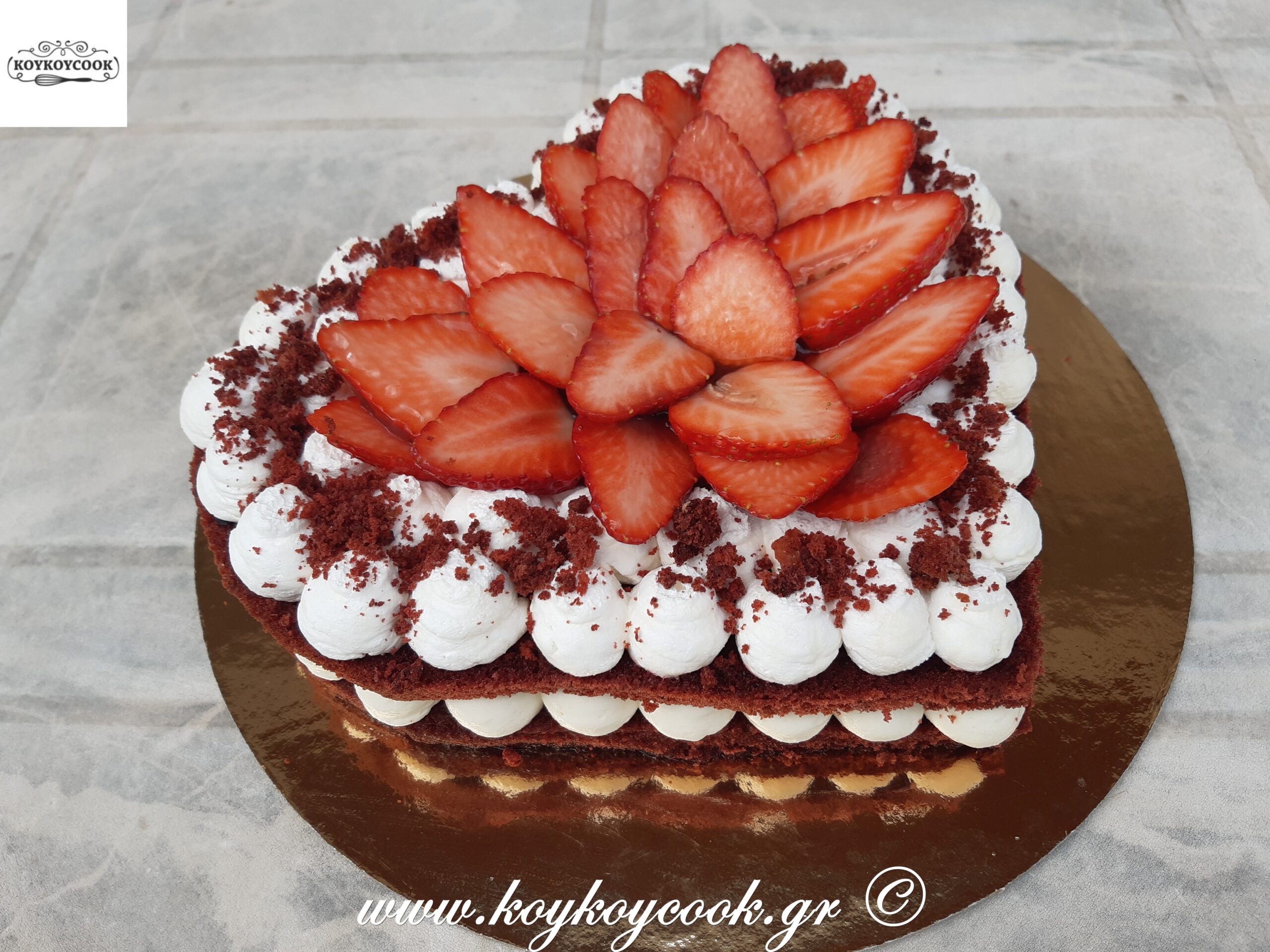 NAKED RED VELVET ΤΟΥΡΤΑ ΚΑΡΔΙΑ ΜΕ ΦΡΑΟΥΛΕΣ – Koykoycook