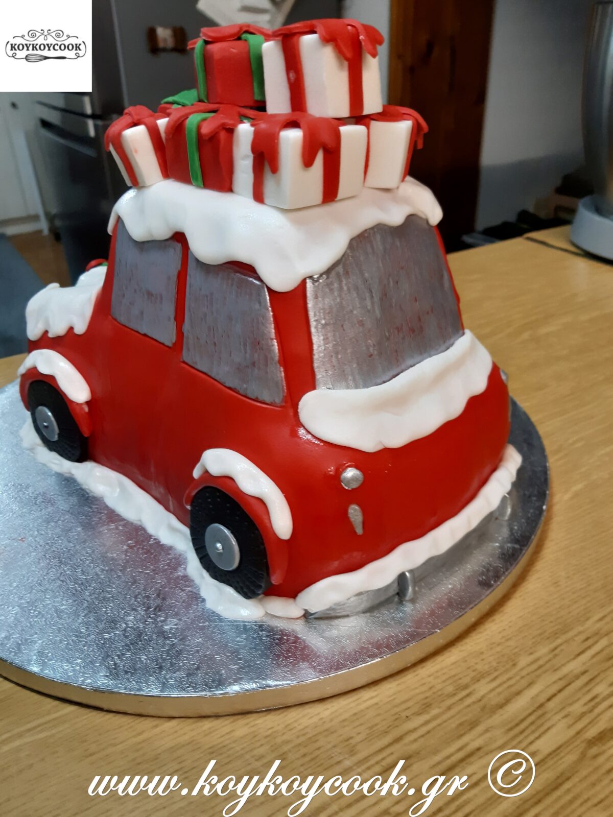 ΧΡΙΣΤΟΥΓΕΝΝΙΑΤΙΚΗ ΤΟΥΡΤΑ ΑΥΤΟΚΙΝΗΤΟ ΜΕ ΔΩΡΑ – Koykoycook