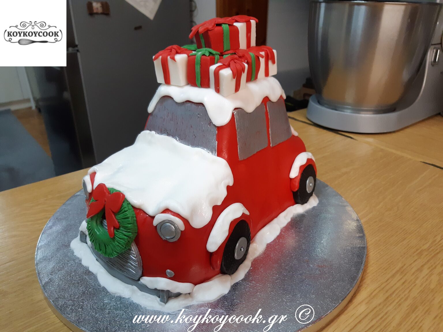 ΧΡΙΣΤΟΥΓΕΝΝΙΑΤΙΚΗ ΤΟΥΡΤΑ ΑΥΤΟΚΙΝΗΤΟ ΜΕ ΔΩΡΑ – Koykoycook