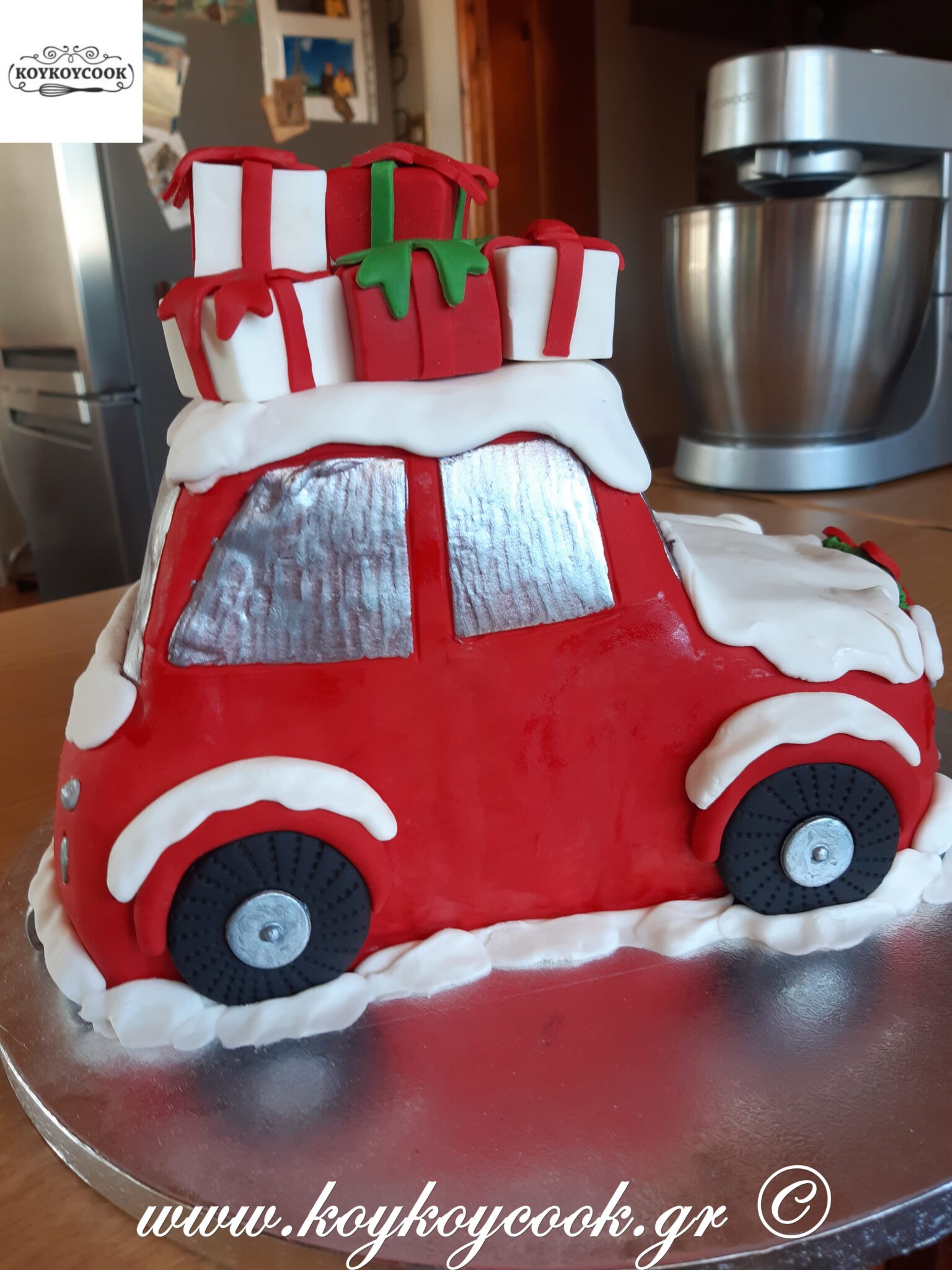 ΧΡΙΣΤΟΥΓΕΝΝΙΑΤΙΚΗ ΤΟΥΡΤΑ ΑΥΤΟΚΙΝΗΤΟ ΜΕ ΔΩΡΑ – Koykoycook